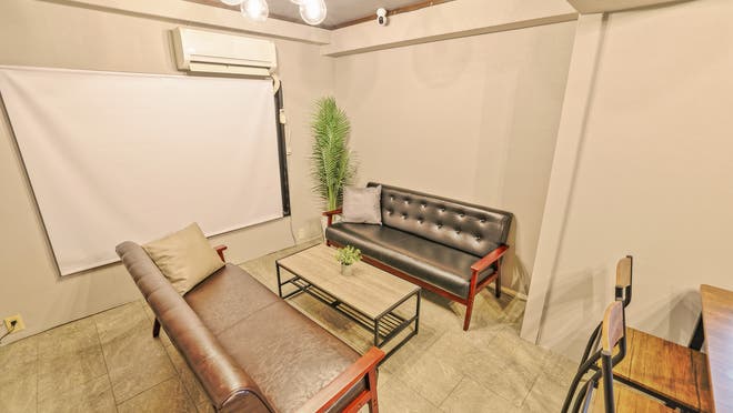 【ゴミ捨て無料!】駅近便利なレンタルスペース!プロジェクター完備でパーティーも撮影も快適!最大16名着席の写真9