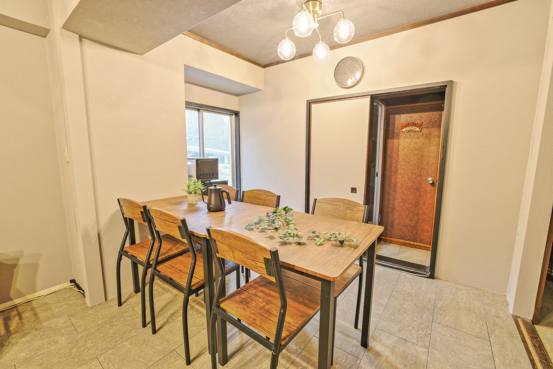 【ゴミ捨て無料！】駅近便利なレンタルスペース！プロジェクター完備でパーティーも撮影も快適！最大16名着席の写真10