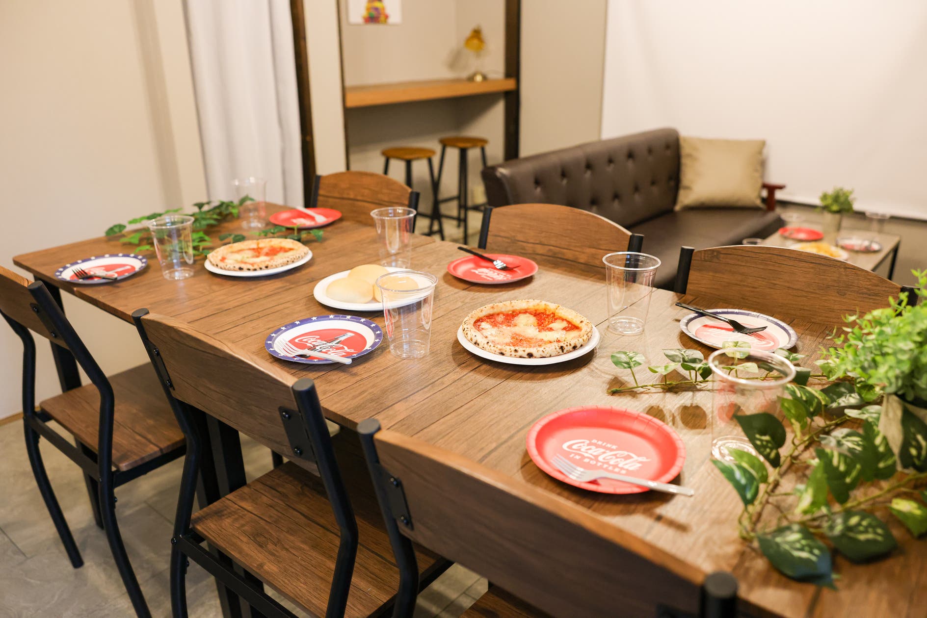 【ゴミ捨て無料！】駅近便利なレンタルスペース！プロジェクター完備でパーティーも撮影も快適！最大16名着席の写真13