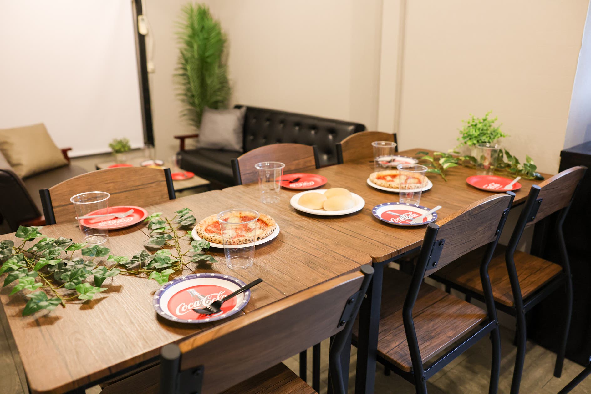 【ゴミ捨て無料！】駅近便利なレンタルスペース！プロジェクター完備でパーティーも撮影も快適！最大16名着席の写真11