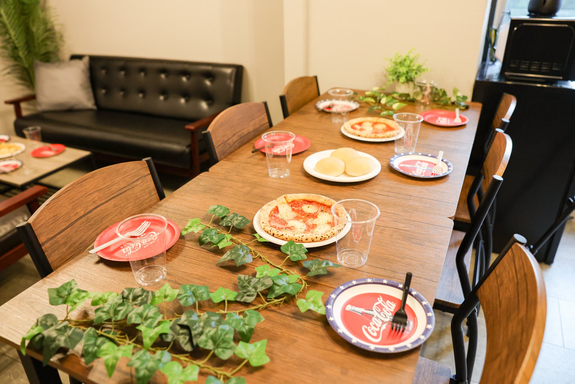 【ゴミ捨て無料！】駅近便利なレンタルスペース！プロジェクター完備でパーティーも撮影も快適！最大16名着席の写真15