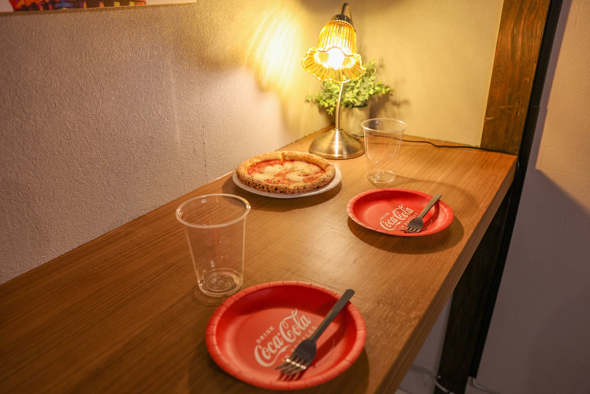 【ゴミ捨て無料！】駅近便利なレンタルスペース！プロジェクター完備でパーティーも撮影も快適！最大16名着席の写真16