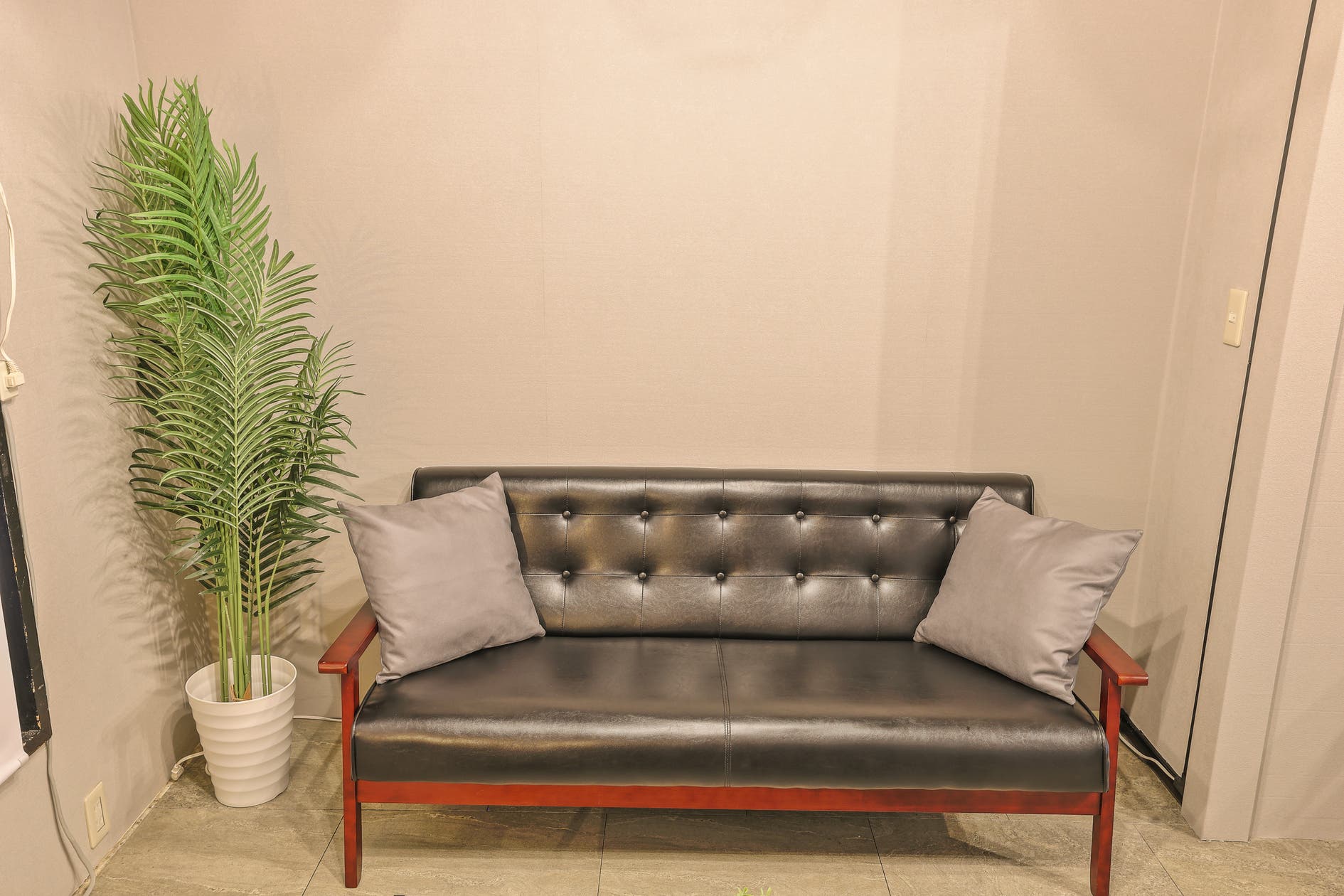 【ゴミ捨て無料！】駅近便利なレンタルスペース！プロジェクター完備でパーティーも撮影も快適！最大16名着席の写真17