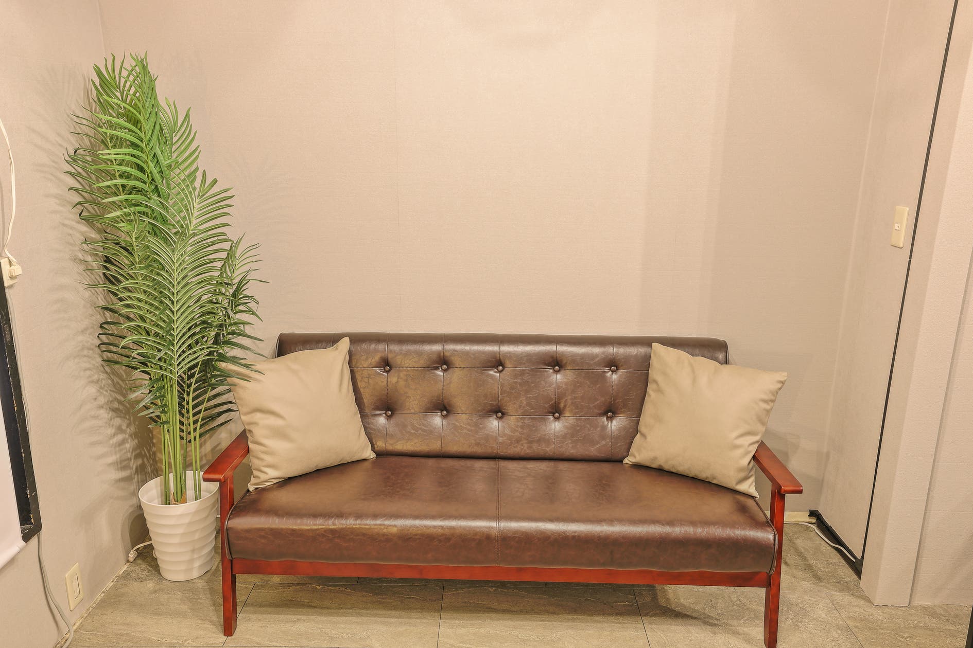 【ゴミ捨て無料！】駅近便利なレンタルスペース！プロジェクター完備でパーティーも撮影も快適！最大16名着席の写真18