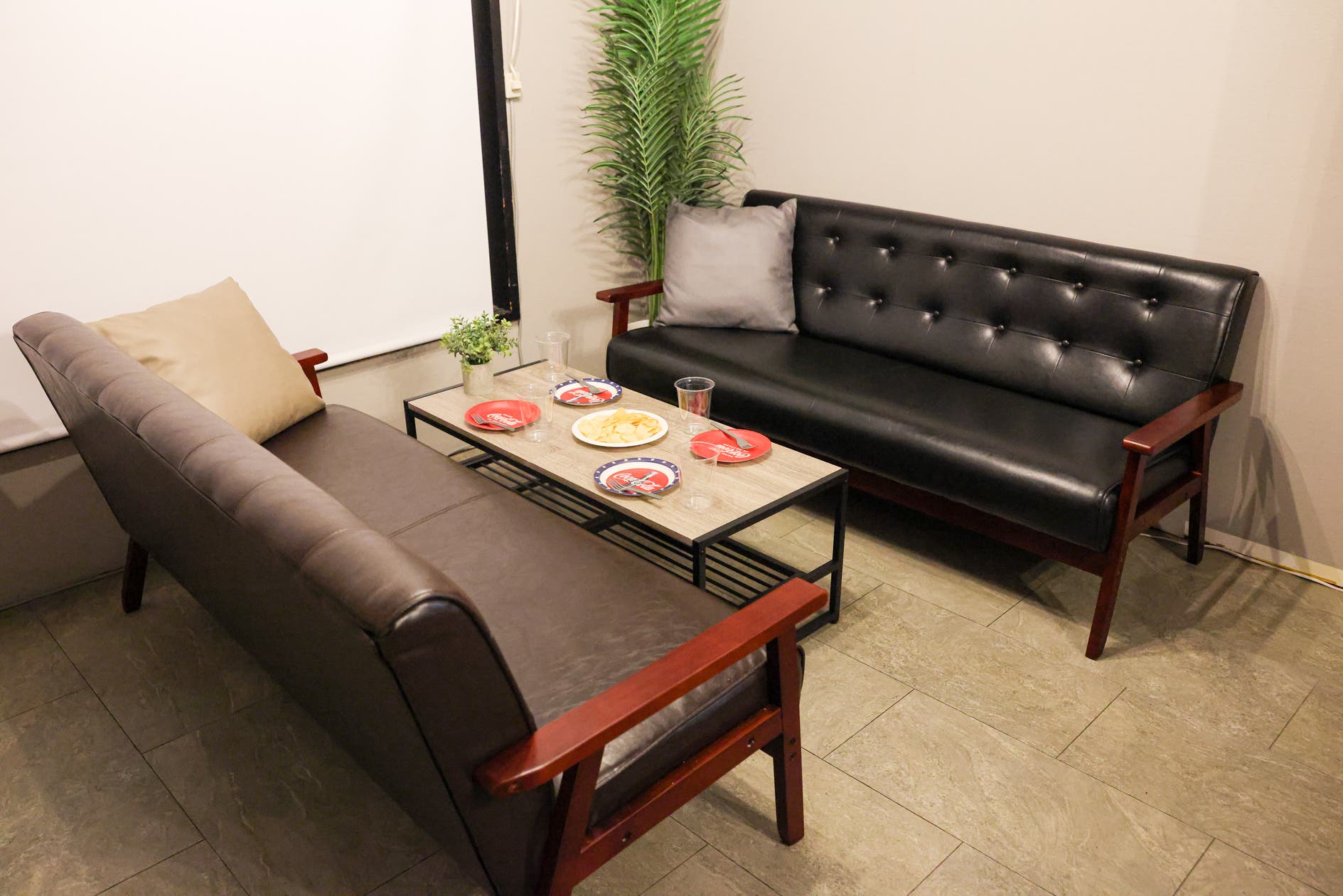 【ゴミ捨て無料！】駅近便利なレンタルスペース！プロジェクター完備でパーティーも撮影も快適！最大16名着席の写真14