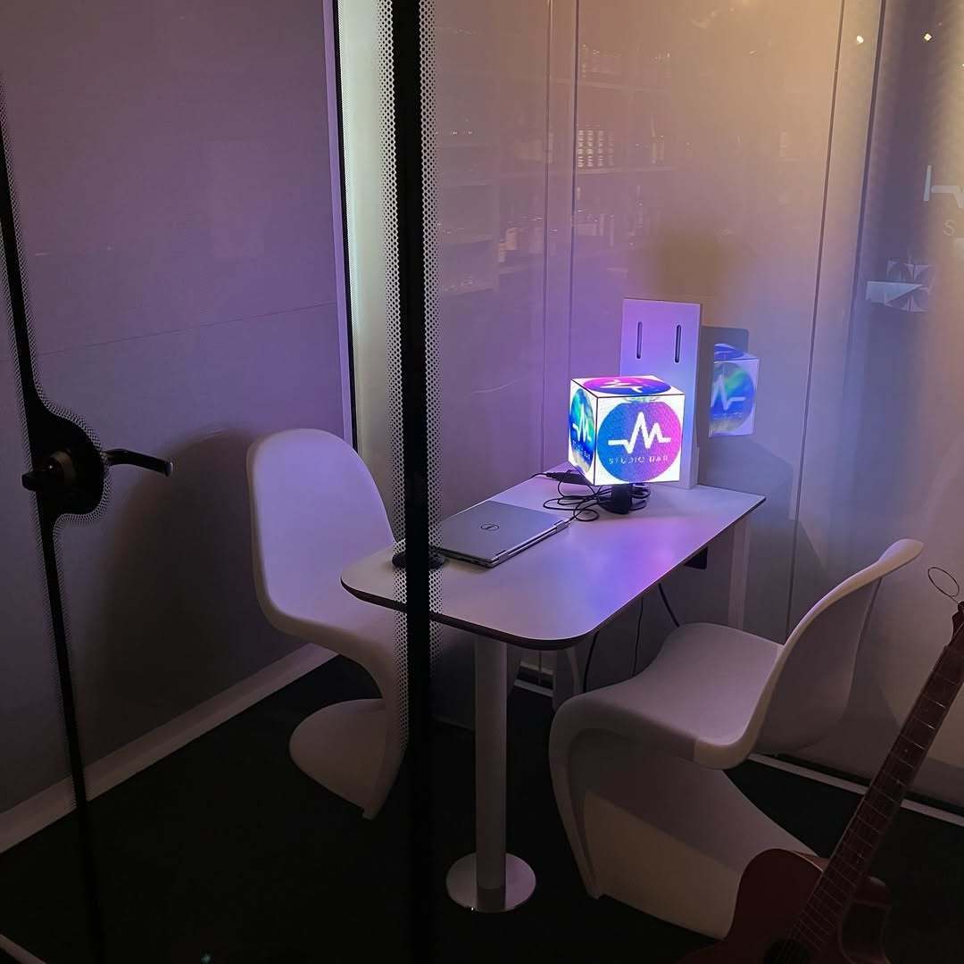 四谷三丁目「Mo4ca(モシカ）」防音室最大4名まで（会議・録音・撮影・テレワーク）の写真1