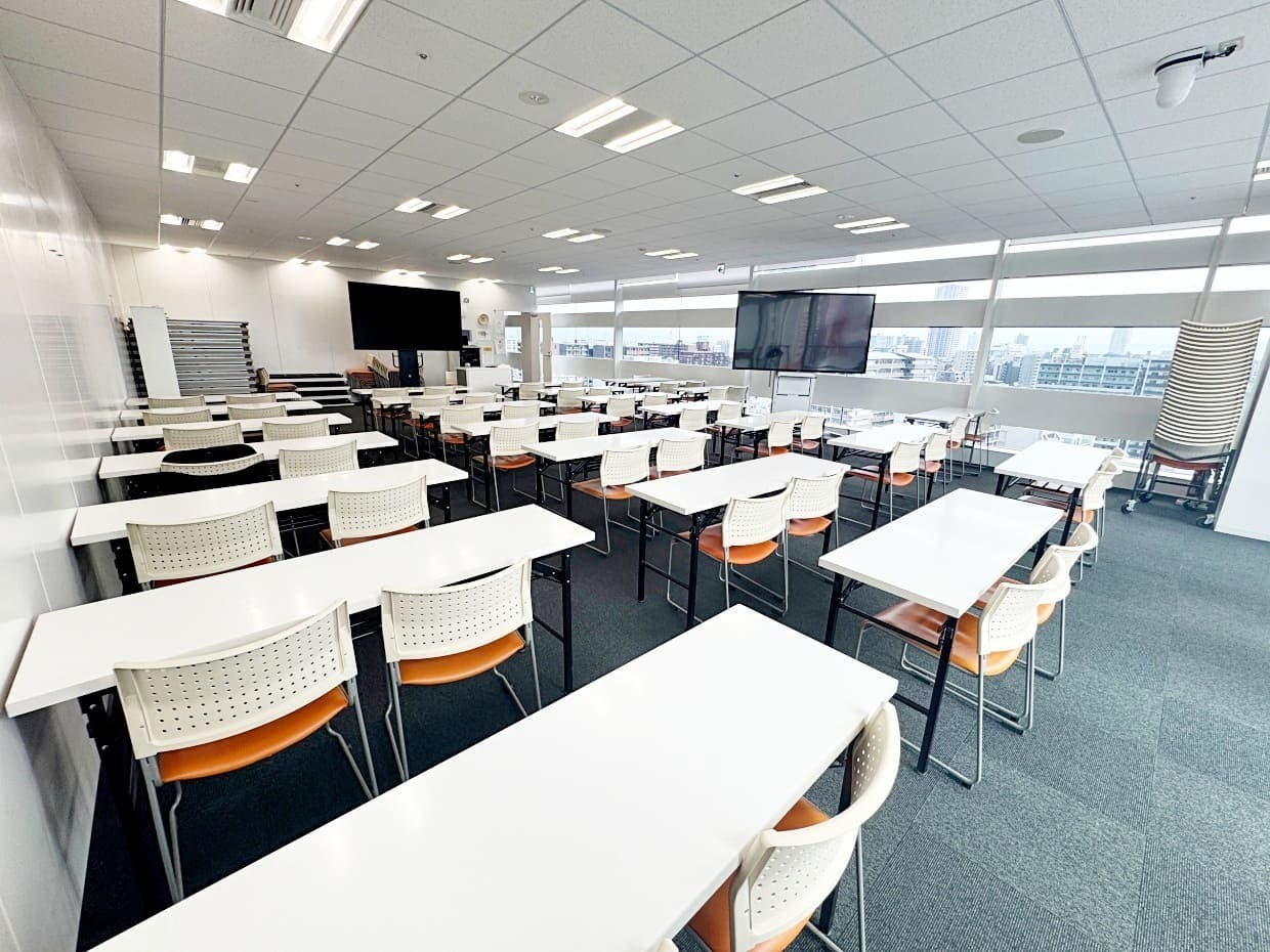 大阪会議室 medi☆ST イベントルーム 80名収容【セミナーや懇親会に最適！梅田ゲートタワー内の会議室】の写真1