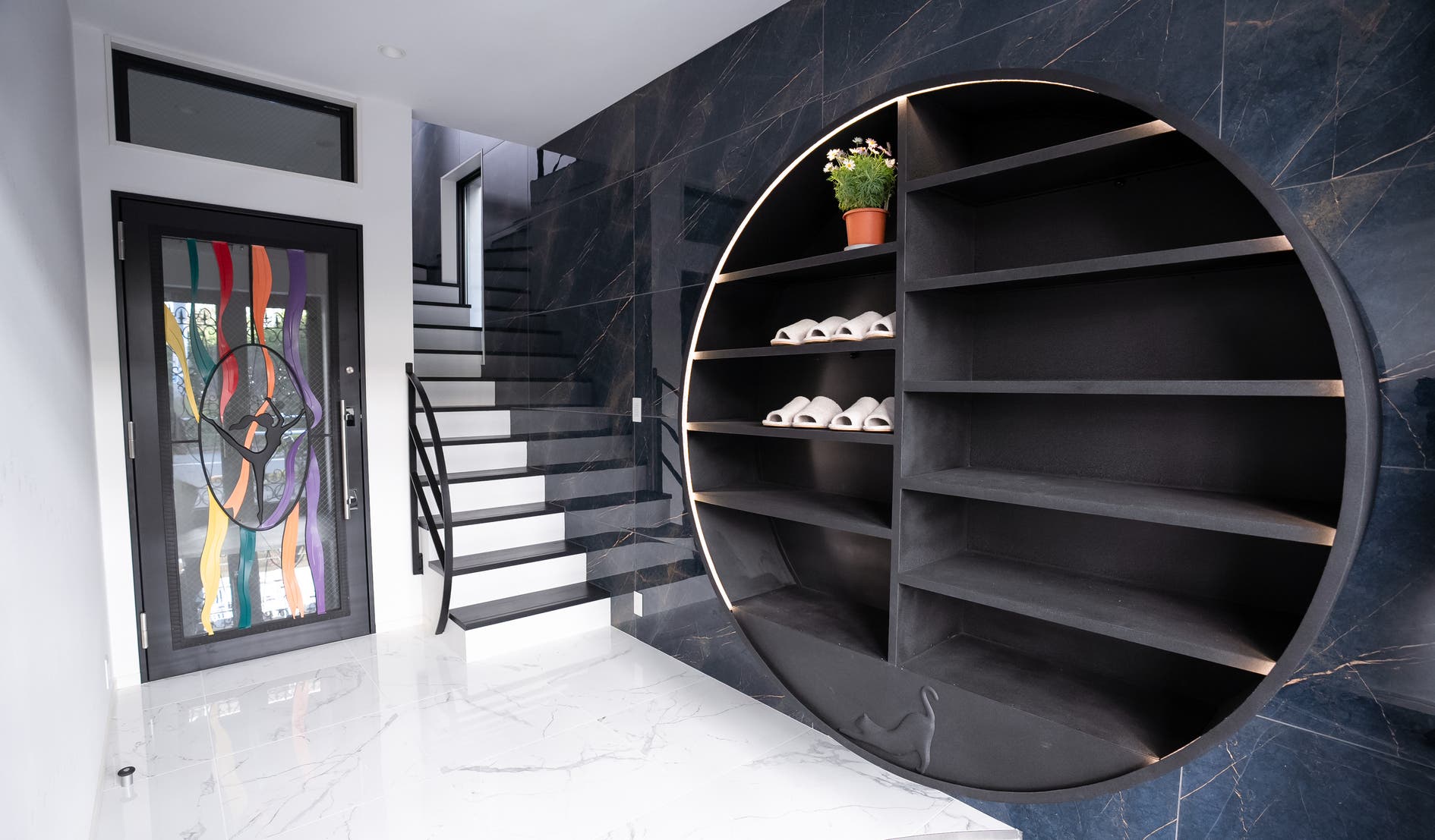 天井高3m二面壁鏡のレンタルマシンピラティススタジオの写真5