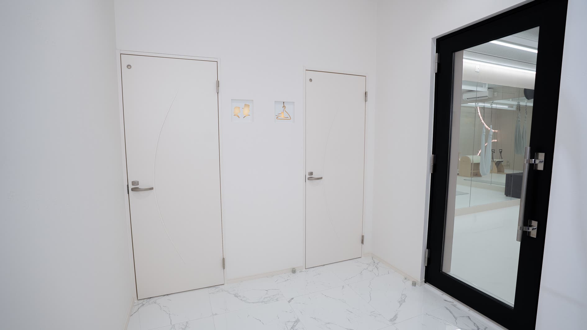 天井高3m二面壁鏡のレンタルマシンピラティススタジオの写真7