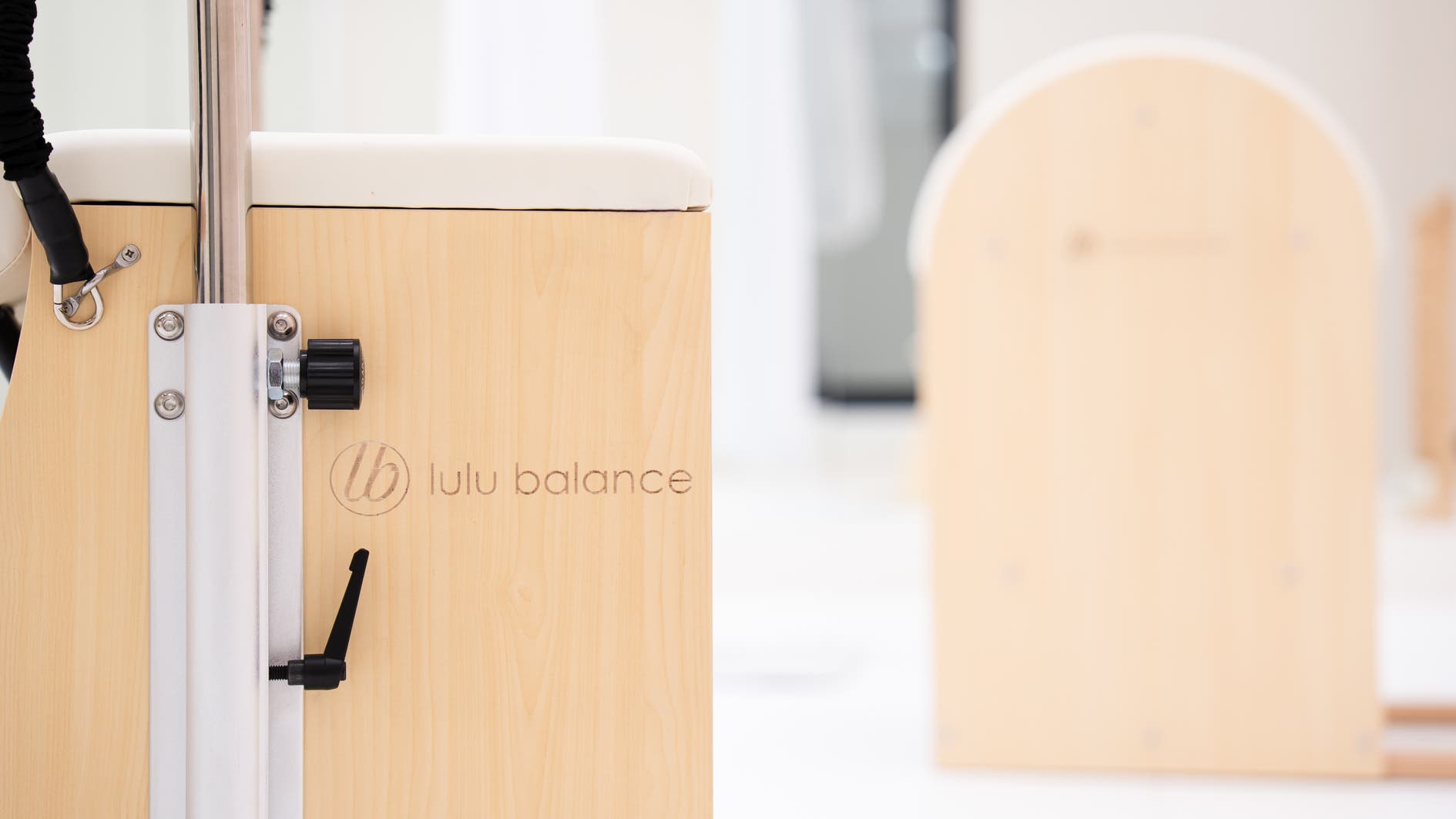 天井高3m二面壁鏡のレンタルマシンピラティススタジオの写真10