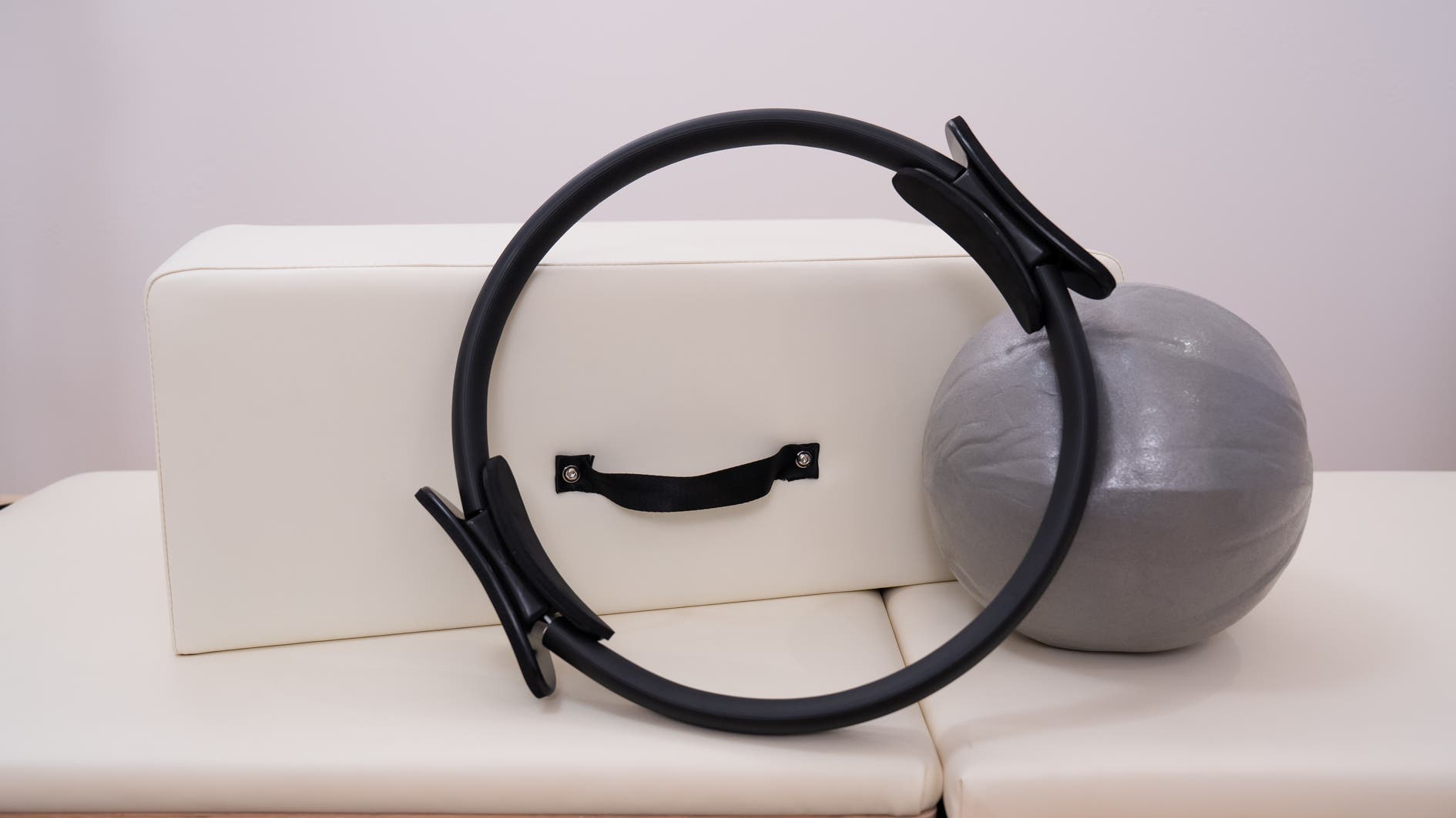 天井高3m二面壁鏡のレンタルマシンピラティススタジオの写真13