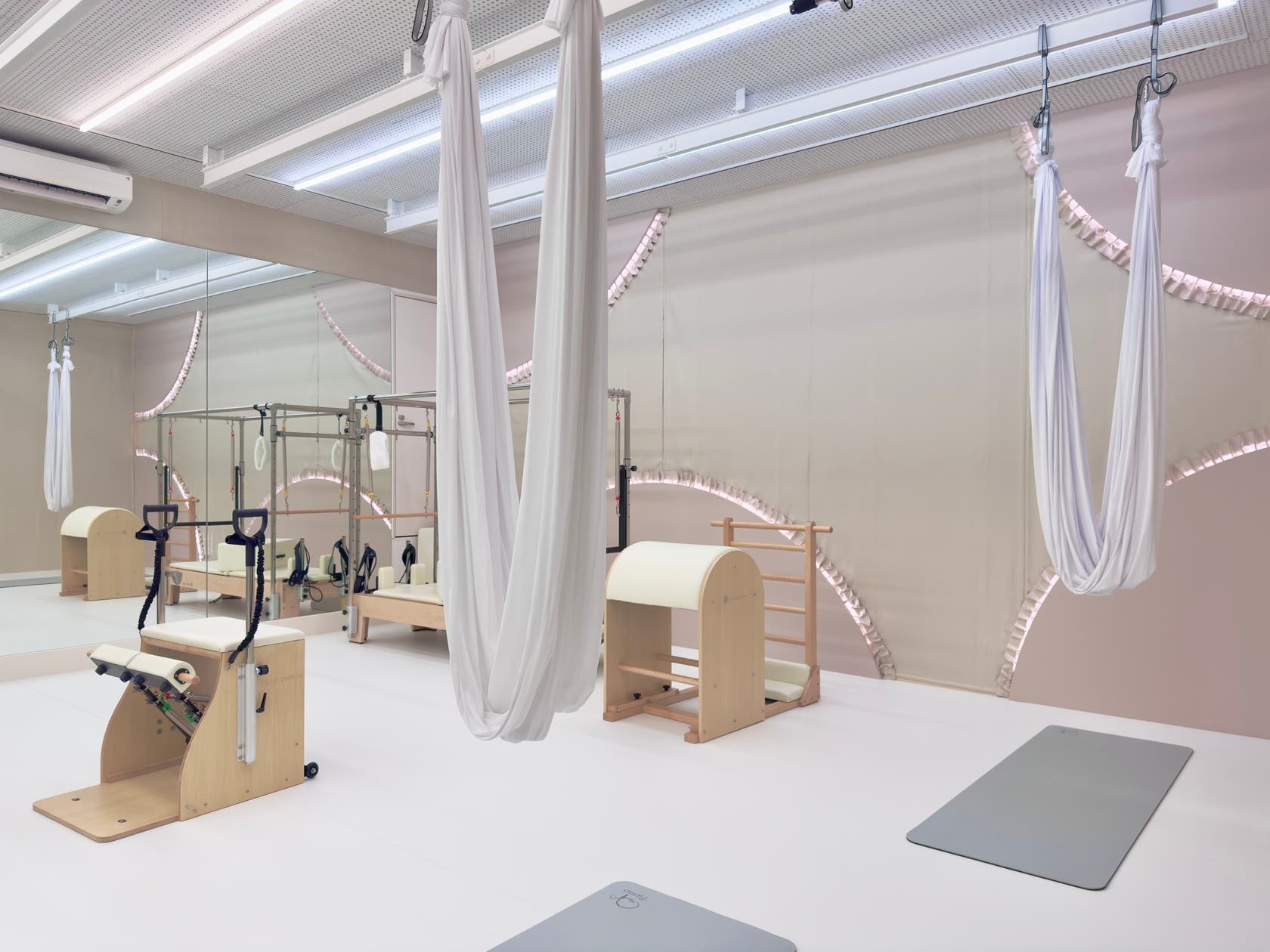 天井高3m二面壁鏡のレンタルマシンピラティススタジオの写真3