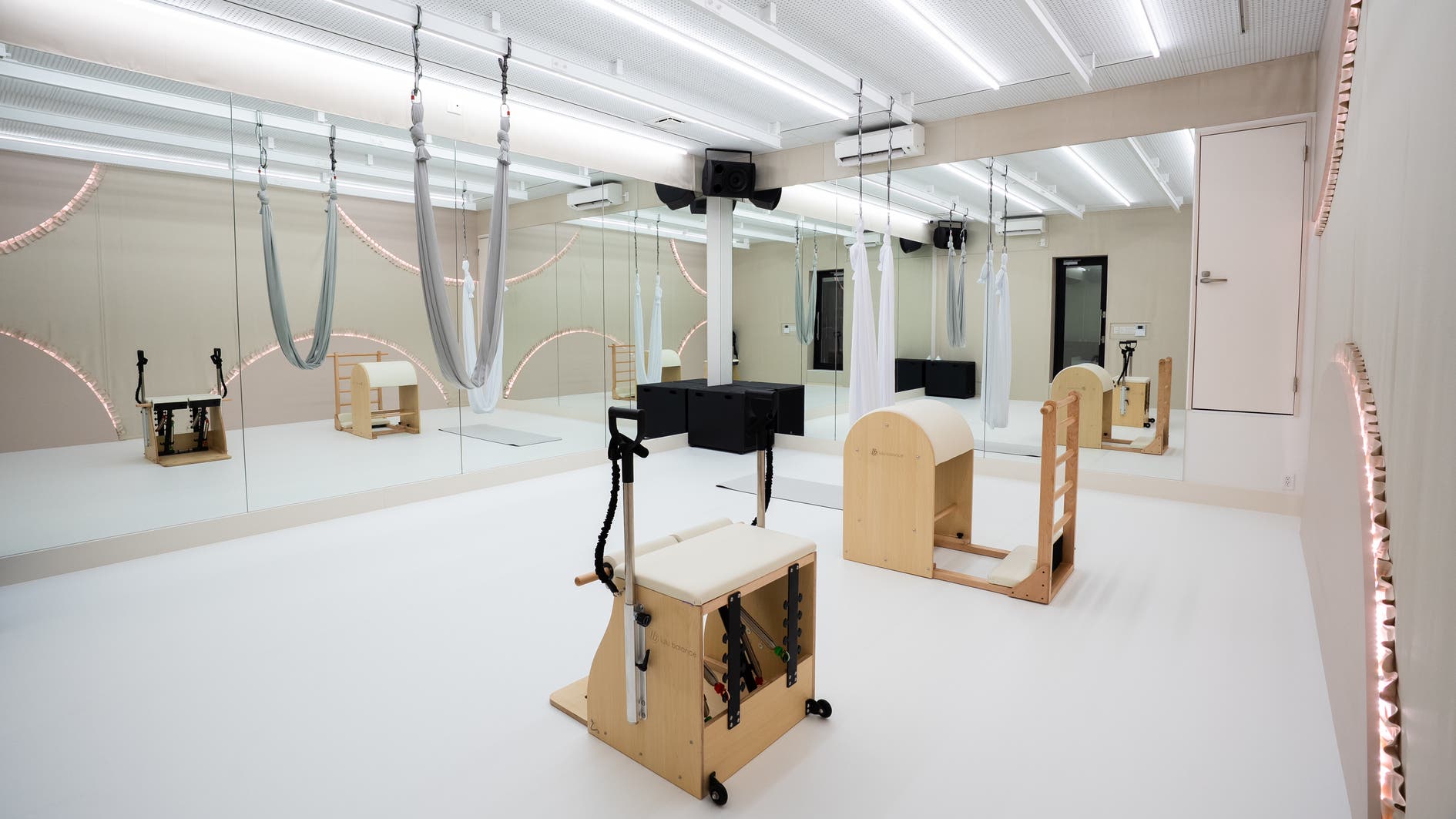 天井高3m二面壁鏡のレンタルマシンピラティススタジオの写真2