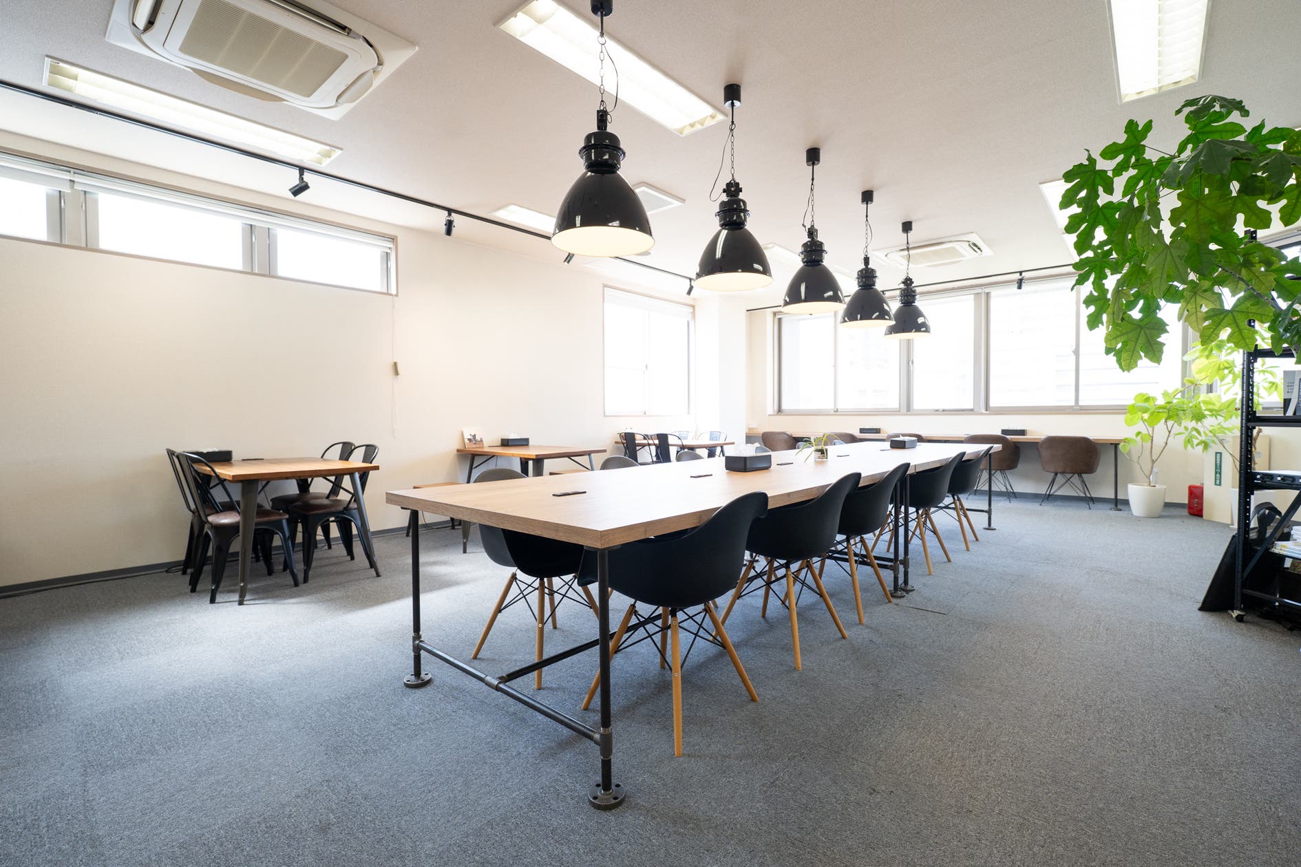 【大須観音2分、伏見10分】最大50名収容、着席32名可能｜80㎡の大箱スペースA｜高速WiFi、プロジェクター、ホワイトボードの写真1