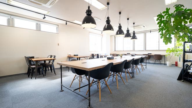 【大須観音2分、伏見10分】最大50名収容、着席32名可能|80㎡の大箱スペースA|高速WiFi、プロジェクター、ホワイトボードの写真1