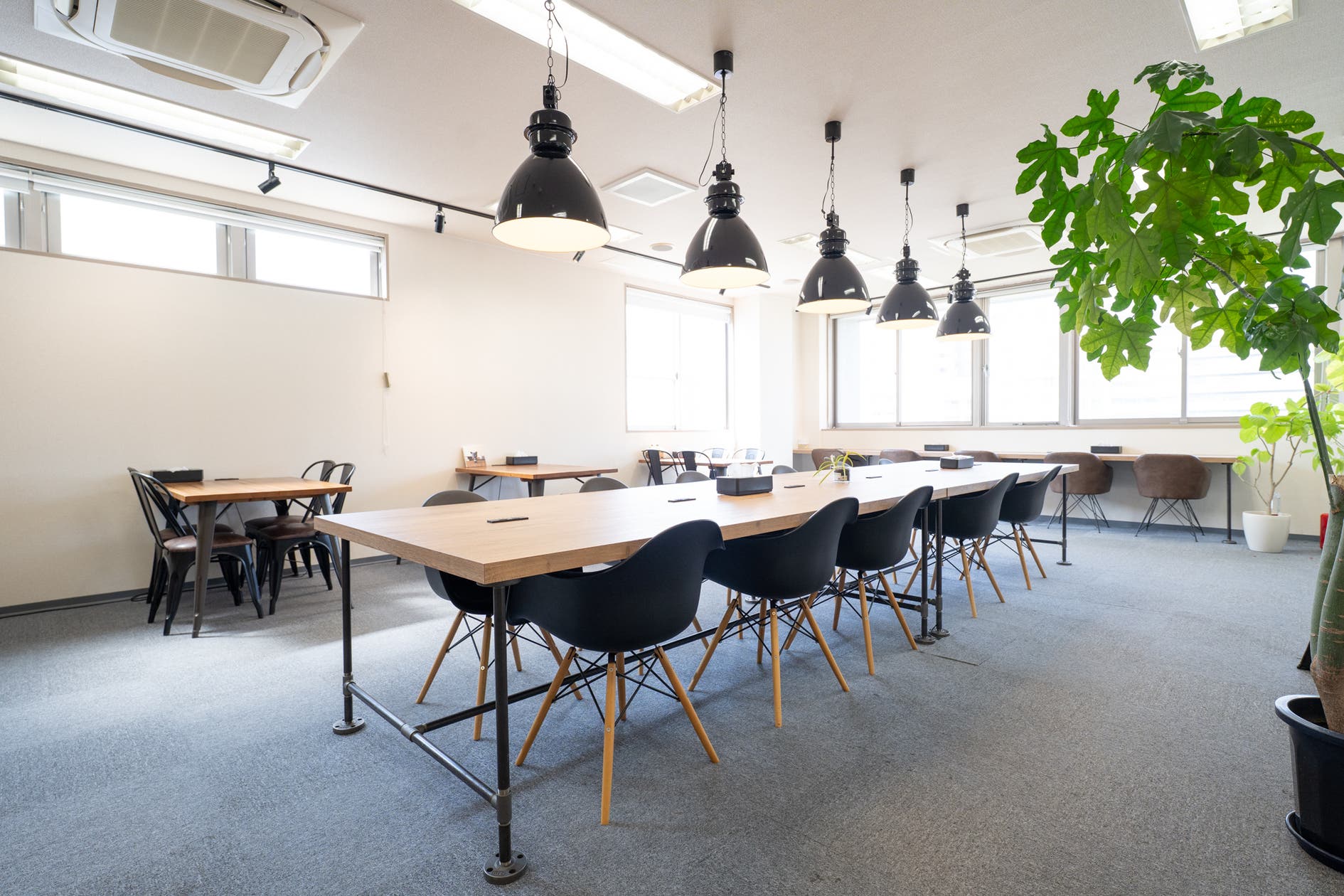 【大須観音2分、伏見10分】最大50名収容、着席32名可能｜80㎡の大箱スペースA｜高速WiFi、プロジェクター、ホワイトボードの写真2