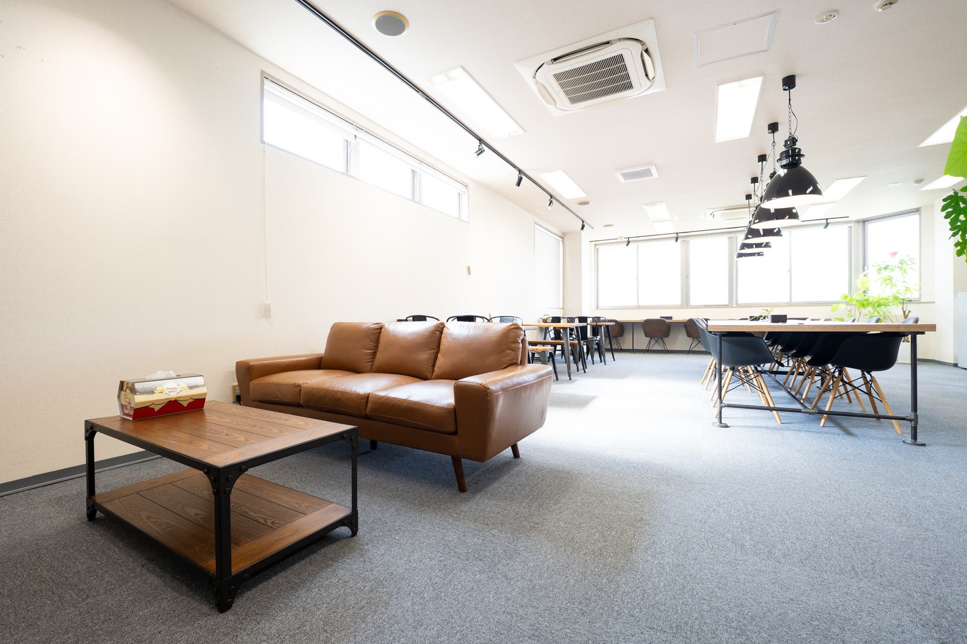 【大須観音2分、伏見10分】最大50名収容、着席32名可能｜80㎡の大箱スペースA｜高速WiFi、プロジェクター、ホワイトボードの写真4