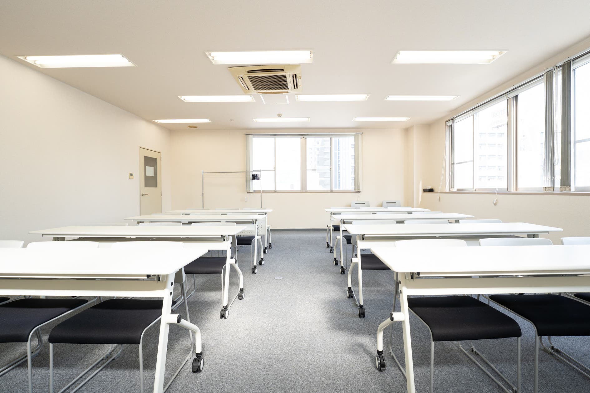 【大須観音2分、伏見10分】最大30名着席可能｜40㎡の広々スペースB｜高速WiFi、プロジェクター、ホワイトボードの写真2