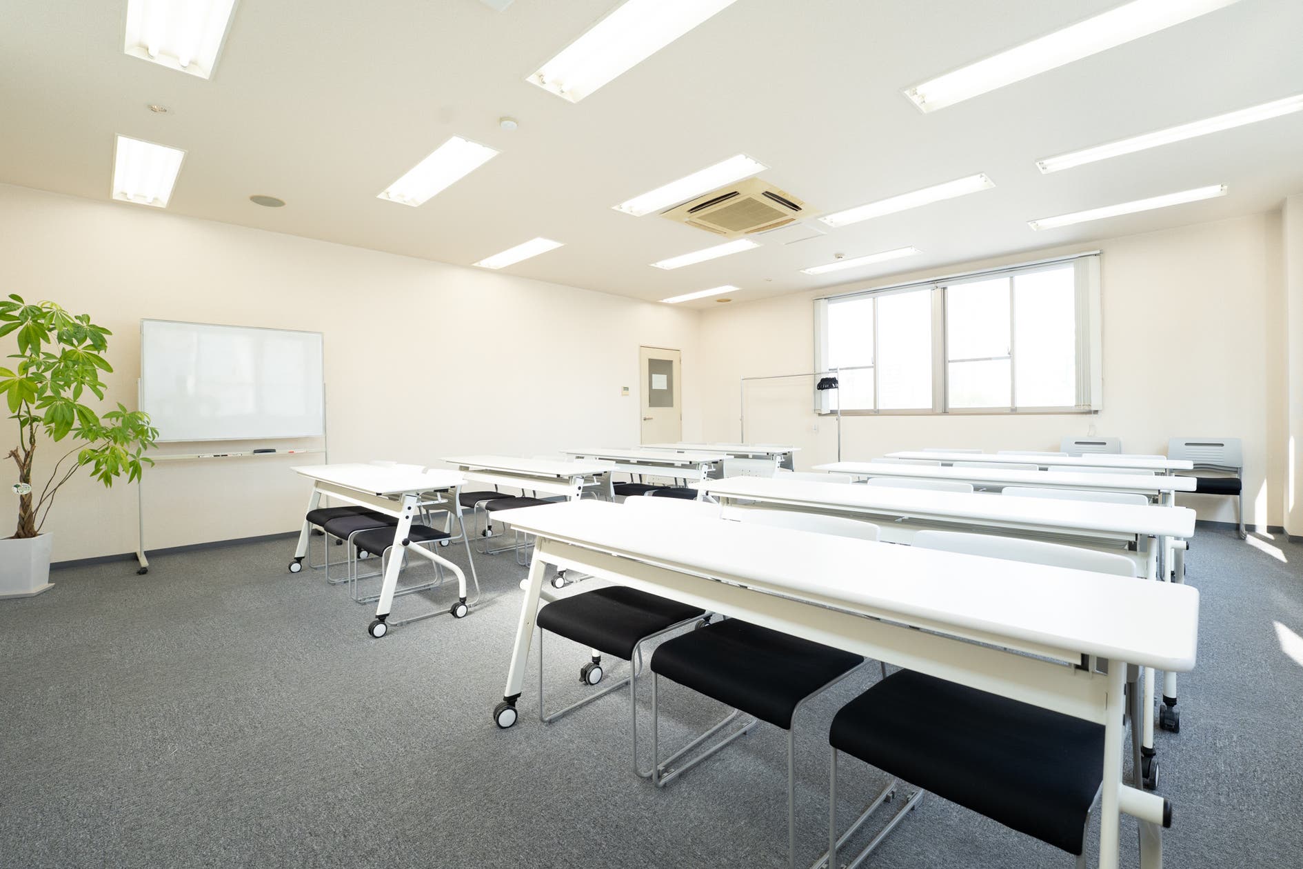 【大須観音2分、伏見10分】最大30名着席可能｜40㎡の広々スペースB｜高速WiFi、プロジェクター、ホワイトボードの写真1