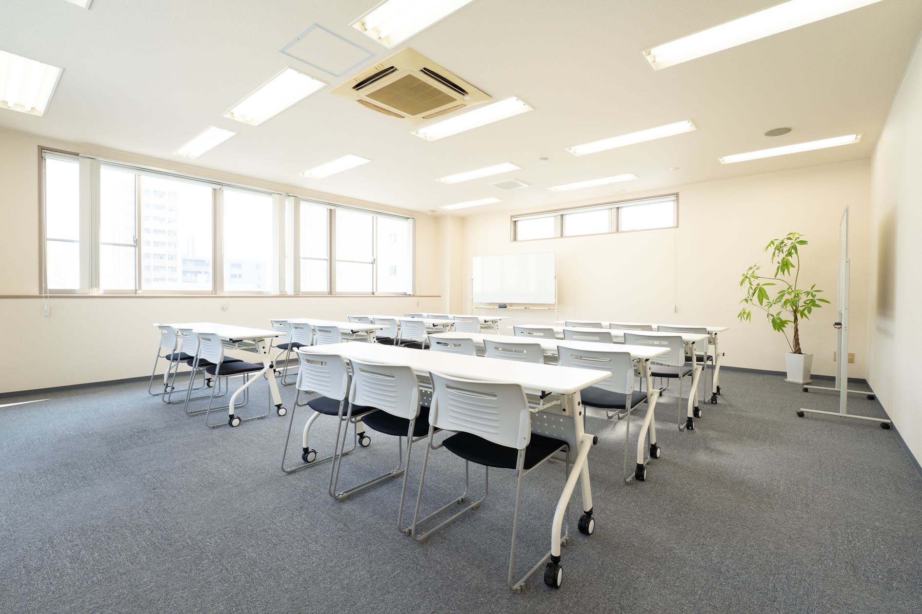 【大須観音2分、伏見10分】最大30名着席可能｜40㎡の広々スペースB｜高速WiFi、プロジェクター、ホワイトボードの写真3