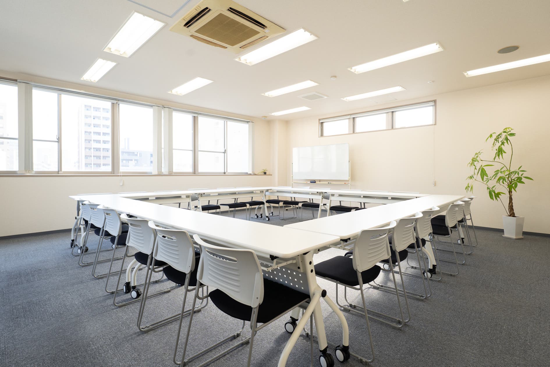 【大須観音2分、伏見10分】最大30名着席可能｜40㎡の広々スペースB｜高速WiFi、プロジェクター、ホワイトボードの写真4