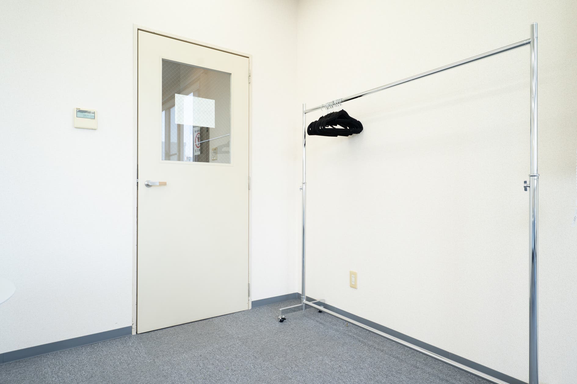 【大須観音2分、伏見10分】最大30名着席可能｜40㎡の広々スペースB｜高速WiFi、プロジェクター、ホワイトボードの写真10