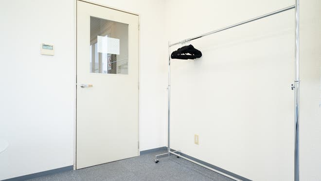 【大須観音2分、伏見10分】最大30名着席可能|40㎡の広々スペースB|高速WiFi、プロジェクター、ホワイトボードの写真10