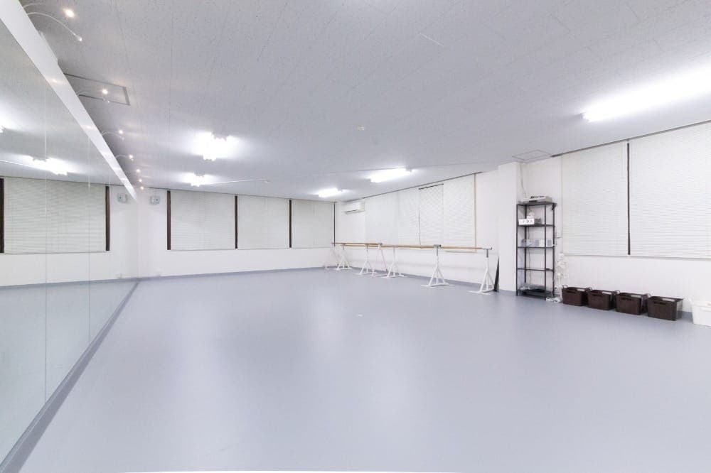 富水駅から徒歩７分。広々リノリウムの床と鏡のあるバレエスタジオ。の写真1