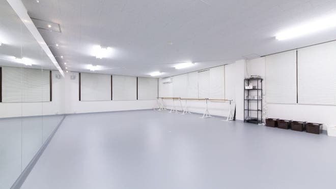 富水駅から徒歩7分。広々リノリウムの床と鏡のあるバレエスタジオ。の写真1