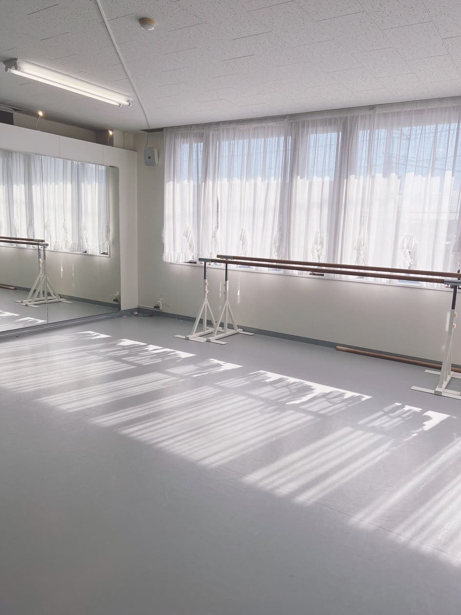 富水駅から徒歩７分。広々リノリウムの床と鏡のあるバレエスタジオ。の写真2