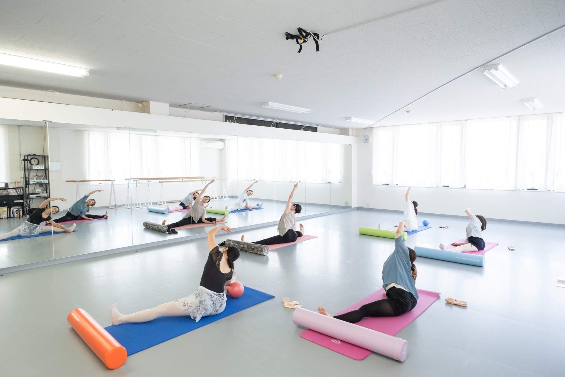 富水駅から徒歩７分。広々リノリウムの床と鏡のあるバレエスタジオ。の写真3