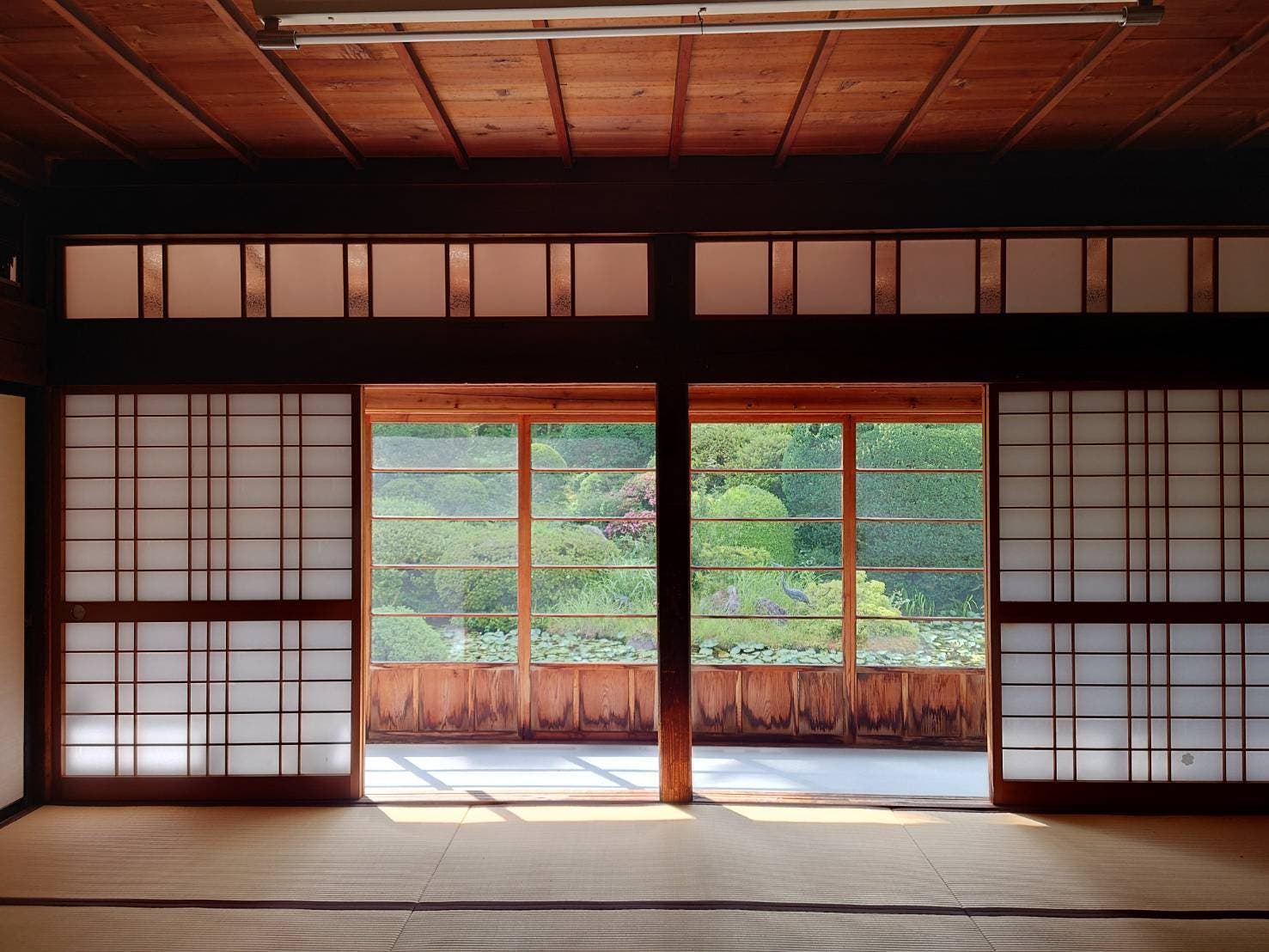 「緑深い寺の庭園、静かな空気が心を満たす特別な場所。歴史と調和した憩いの空間で、ゆったり流れる時間を楽しめます。」の写真3