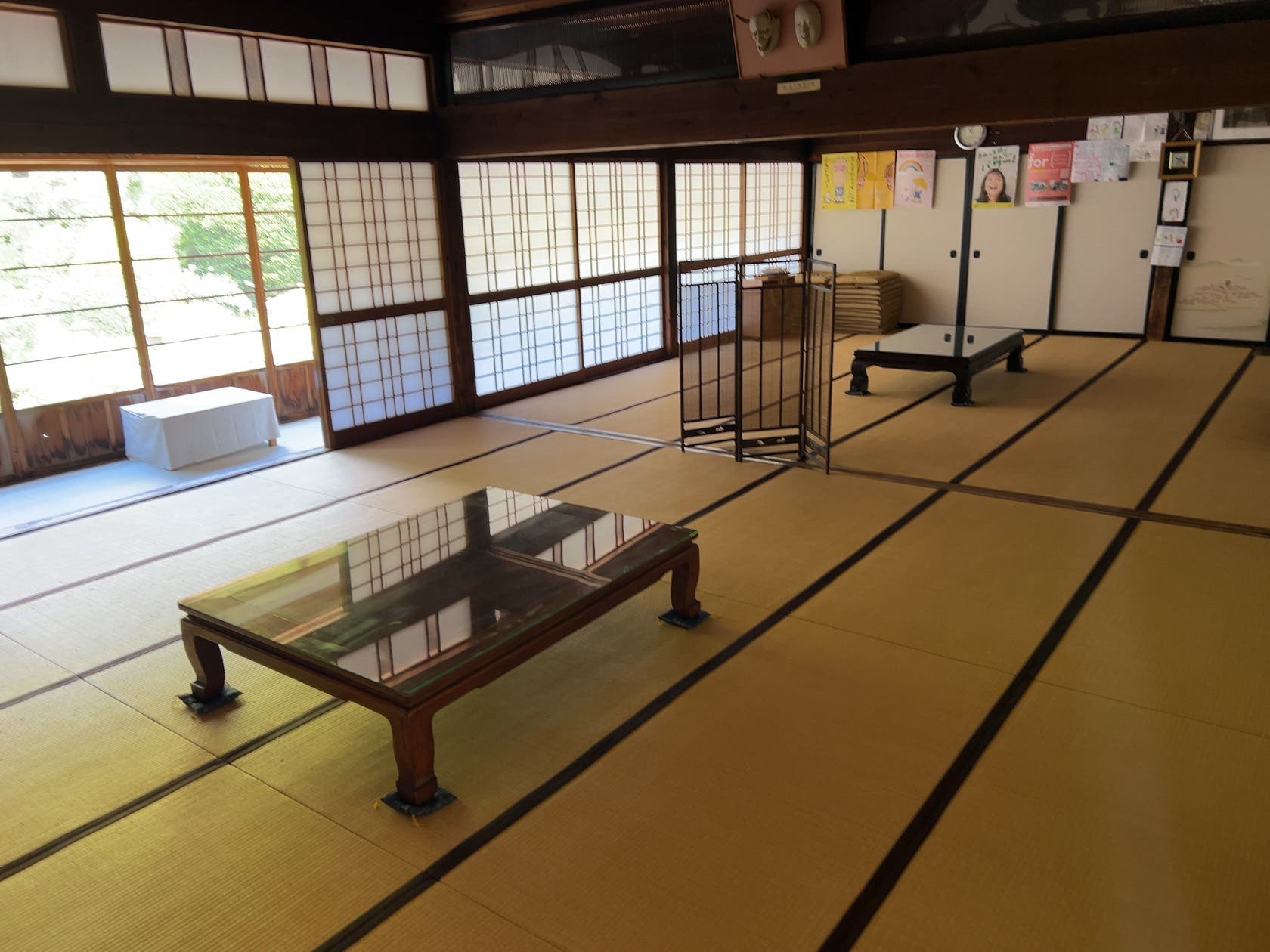 「緑深い寺の庭園、静かな空気が心を満たす特別な場所。歴史と調和した憩いの空間で、ゆったり流れる時間を楽しめます。」の写真1