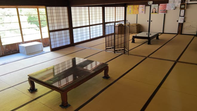 「緑深い寺の庭園、静かな空気が心を満たす特別な場所。歴史と調和した憩いの空間で、ゆったり流れる時間を楽しめます。」の写真1