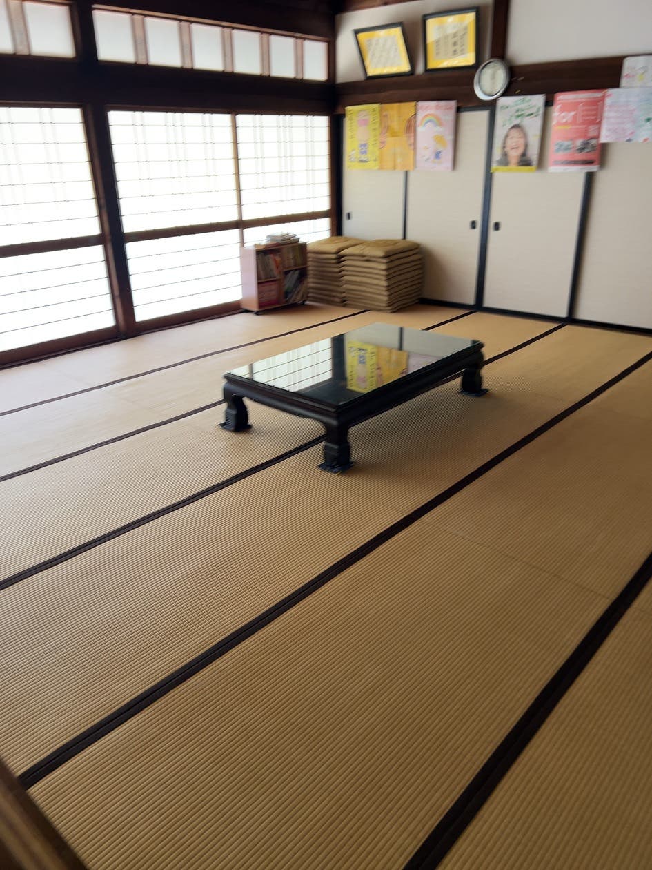 「緑深い寺の庭園、静かな空気が心を満たす特別な場所。歴史と調和した憩いの空間で、ゆったり流れる時間を楽しめます。」の写真4