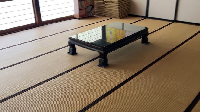 「緑深い寺の庭園、静かな空気が心を満たす特別な場所。歴史と調和した憩いの空間で、ゆったり流れる時間を楽しめます。」の写真4