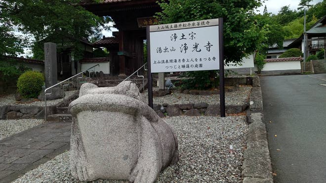 「緑深い寺の庭園、静かな空気が心を満たす特別な場所。歴史と調和した憩いの空間で、ゆったり流れる時間を楽しめます。」の写真5