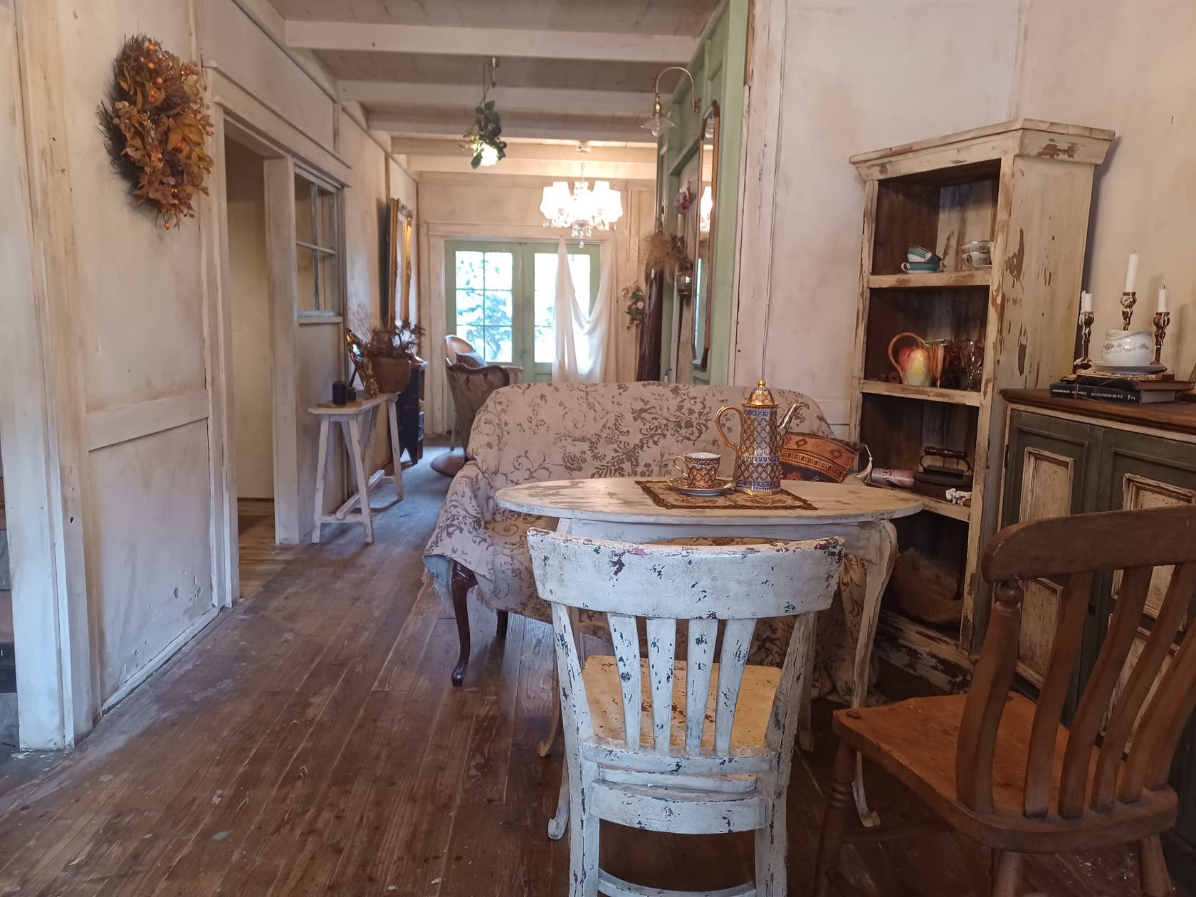 ホワイトを貴重としたアンティーク空間の写真17