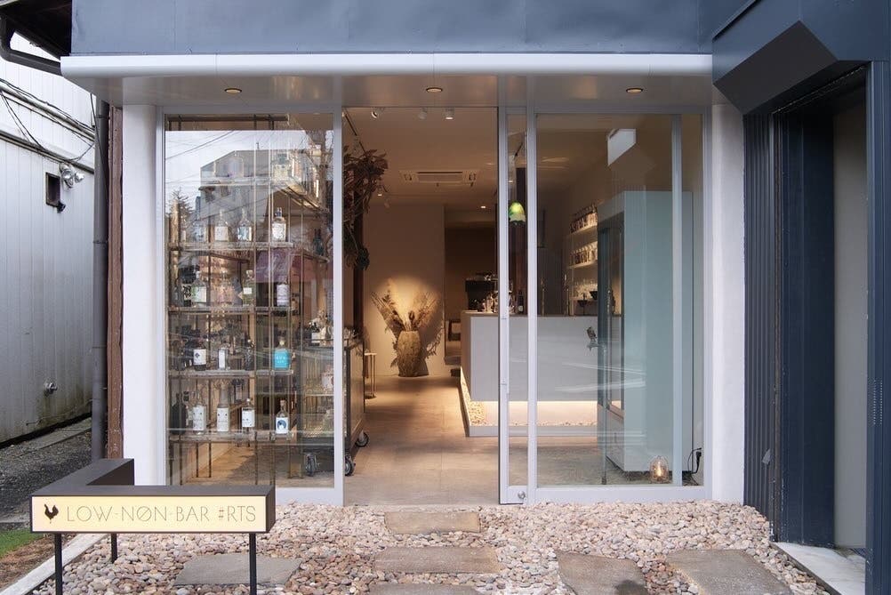 旧軽井沢の中央に位置するモダンカフェの写真1