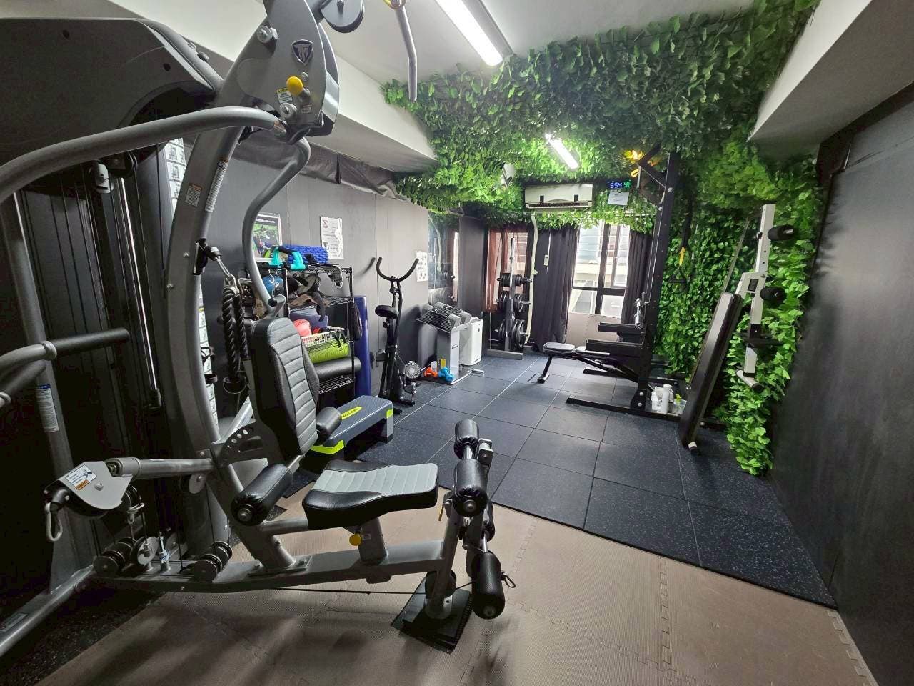《駅近・清潔・オシャレ空間》心斎橋レンタルジム｜SNS集客にも◎！器具充実でパーソナルトレーニングに最適の写真4