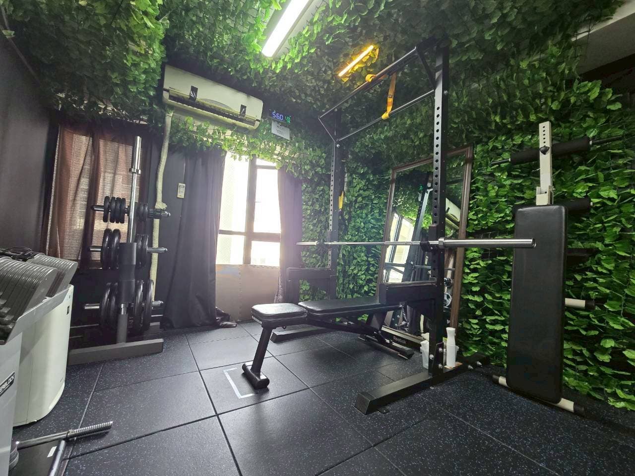 《駅近・清潔・オシャレ空間》心斎橋レンタルジム｜SNS集客にも◎！器具充実でパーソナルトレーニングに最適の写真1