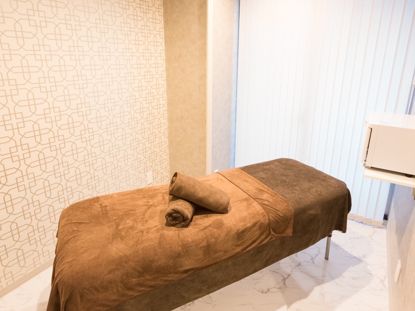 JR日光線 「鶴田駅」から徒歩7分！お客様に喜ばれる落ち着いた広々個室スペース。整体やエステ、マッサージに充実。設備充実の写真1