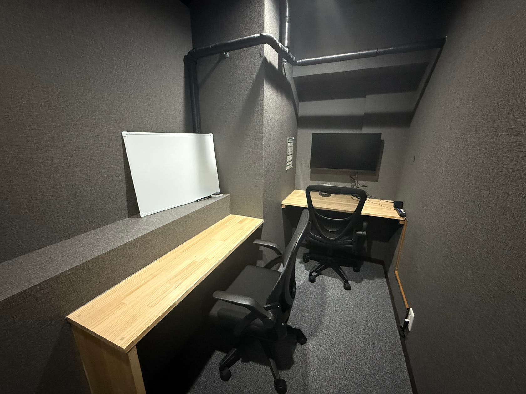 【日吉by コワーキング】モニター付きの2名用完全個室の写真1