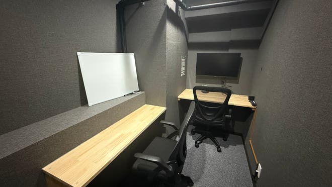 【日吉by コワーキング】モニター付きの2名用完全個室の写真1
