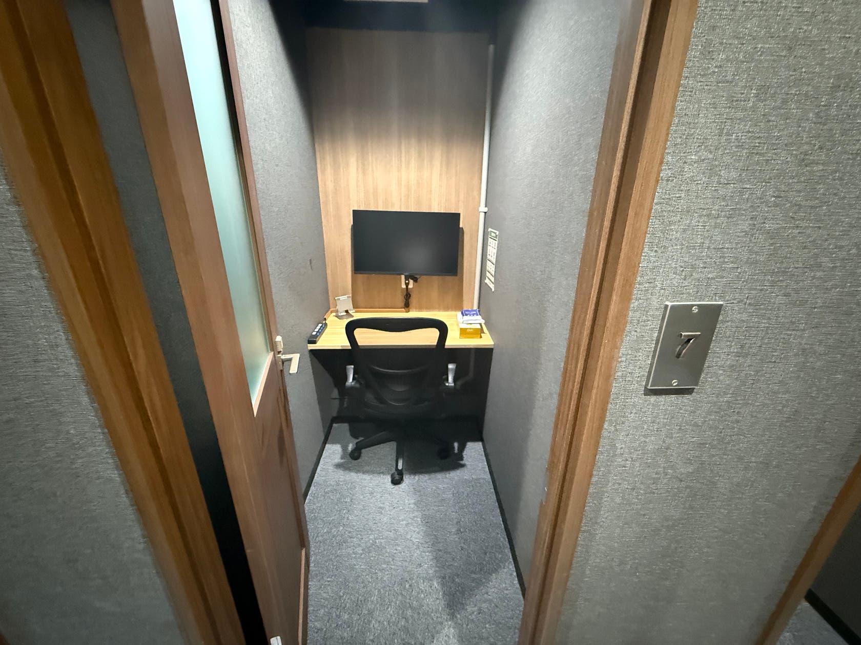 【日吉by コワーキング】モニター付き完全個室③の写真3