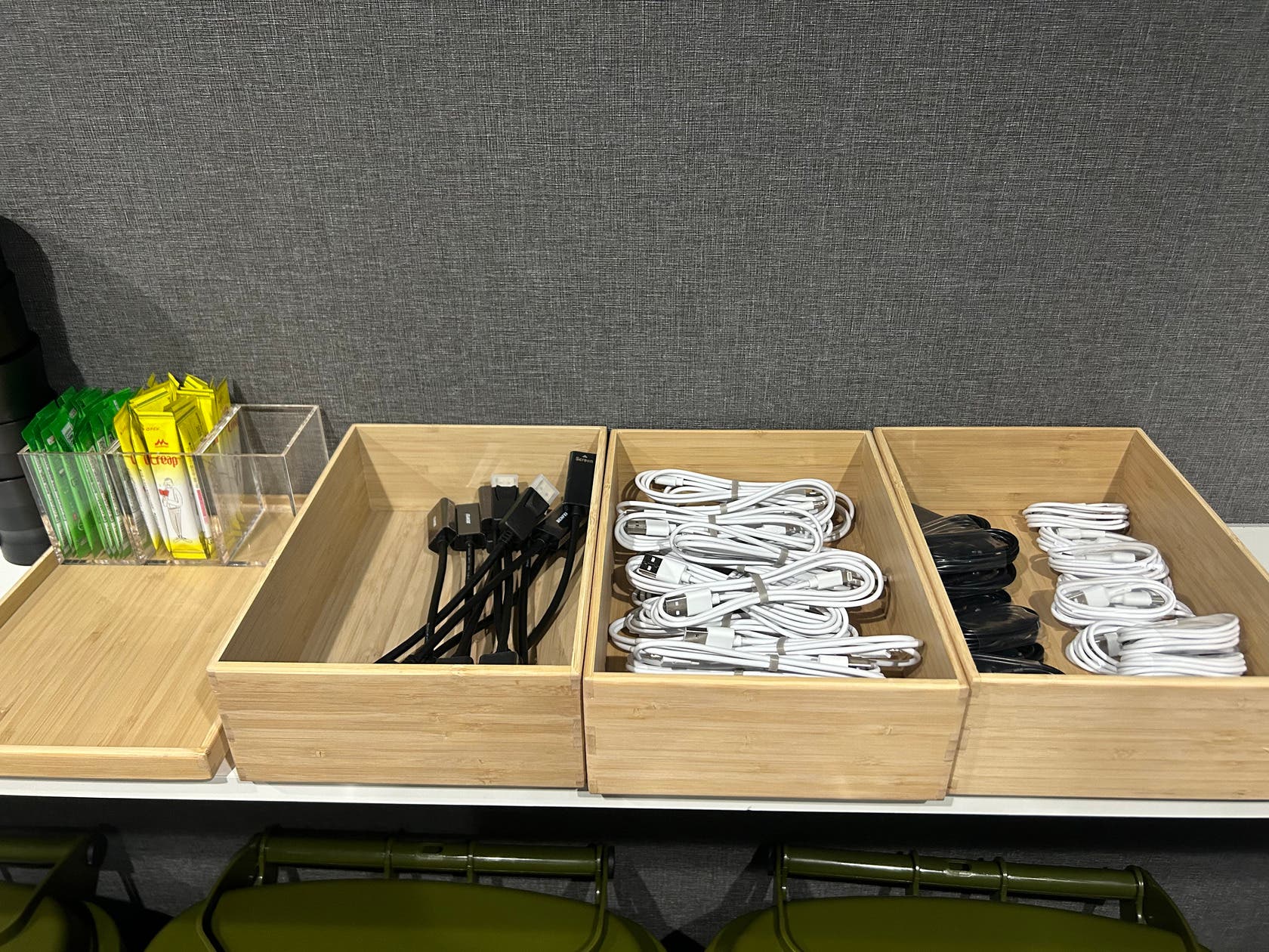 【日吉by コワーキング】モニター付き完全個室④の写真7