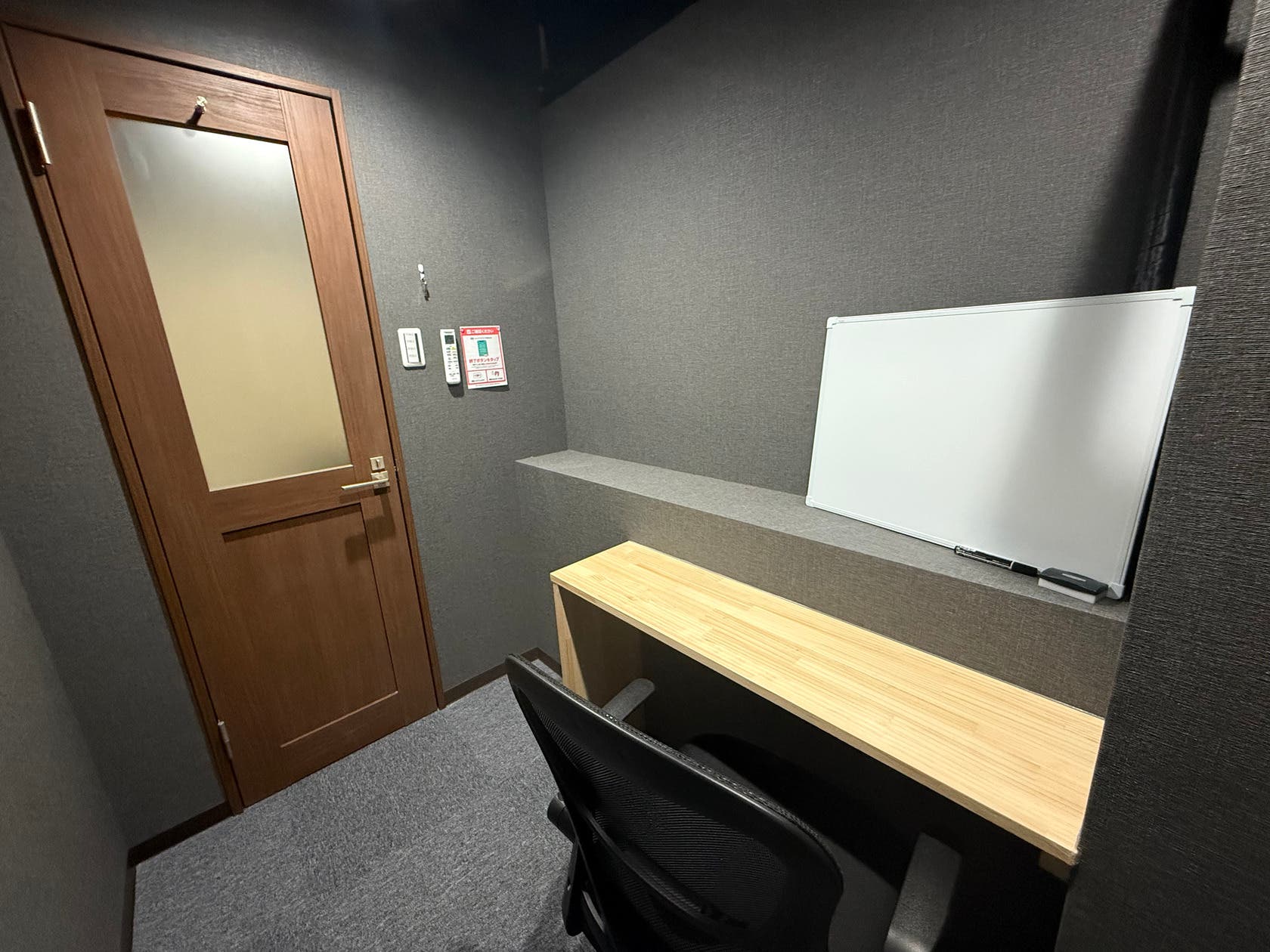 【日吉by コワーキング】モニター付きの2名用完全個室の写真2