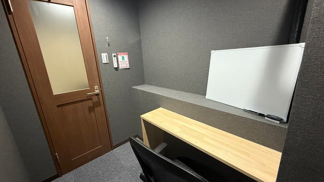 【日吉by コワーキング】モニター付きの2名用完全個室の写真2