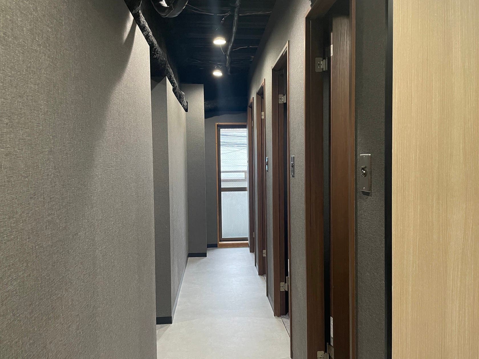 【日吉by コワーキング】モニター付きの2名用完全個室の写真3