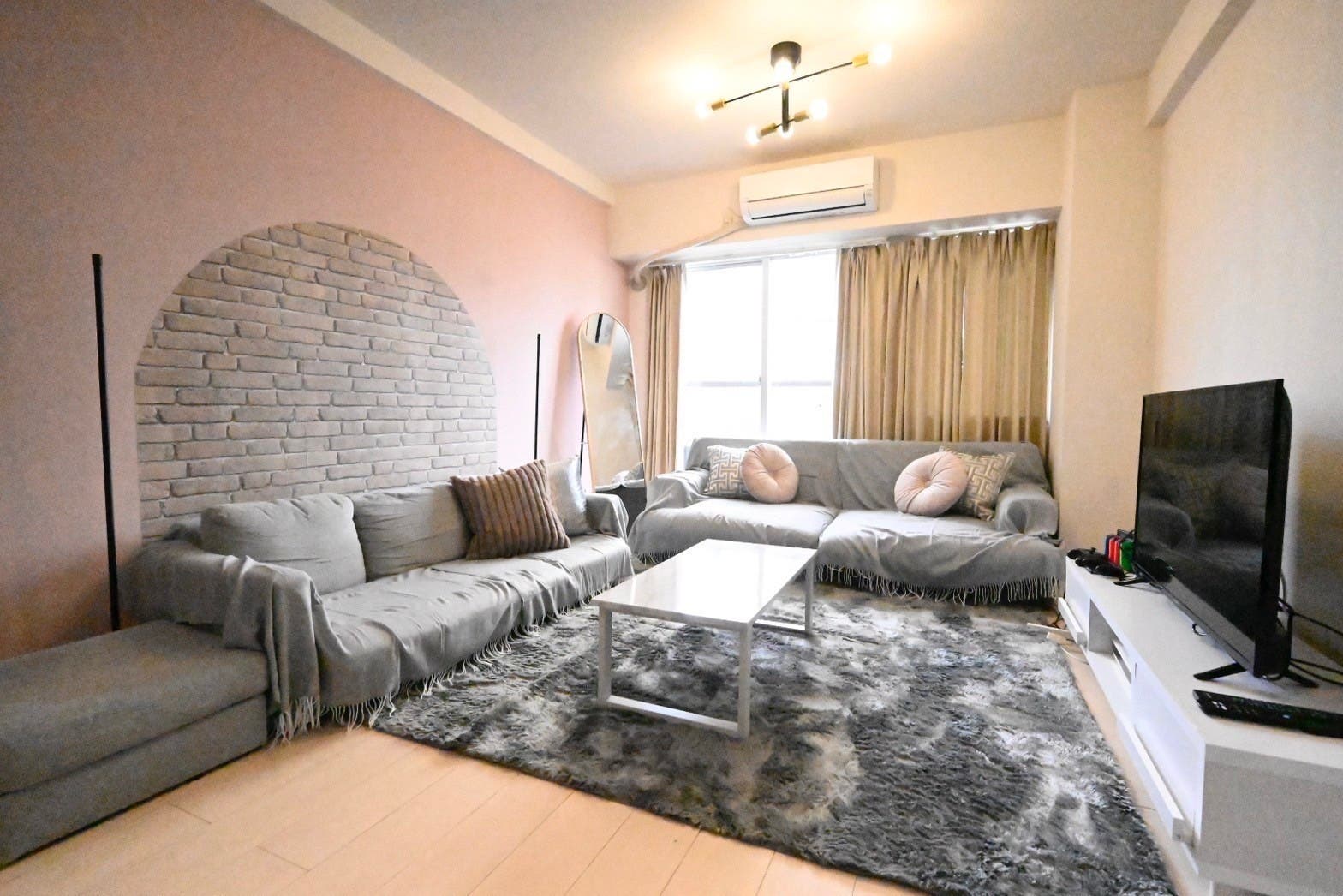 渋谷駅徒歩5分🚶‍♂️白×ピンクのガーリー空間🎀女子会・推し活に最適✨最大15名🍃自然光◎撮影可📸忘年会・クリスマス✨の写真6